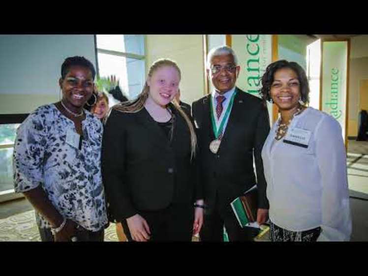 Steve Minter receives Distinguished Friend of Education Award